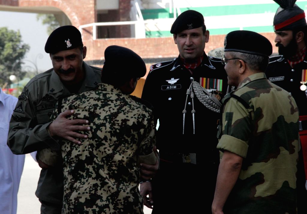 Amritsar : BSF officials presenting sweets to Pakistan Rangers ...