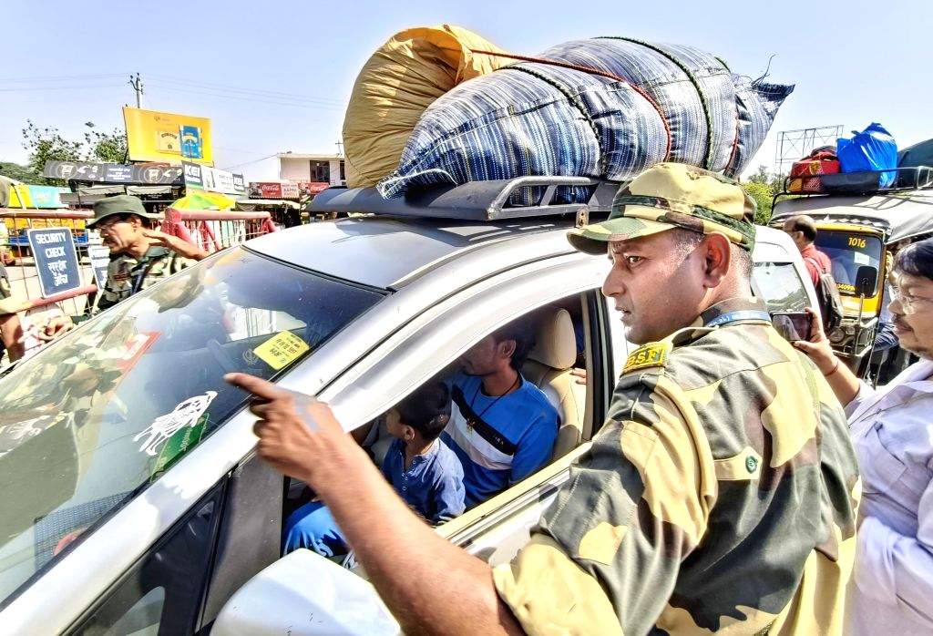BSF soldiers stand guard at Wagah border