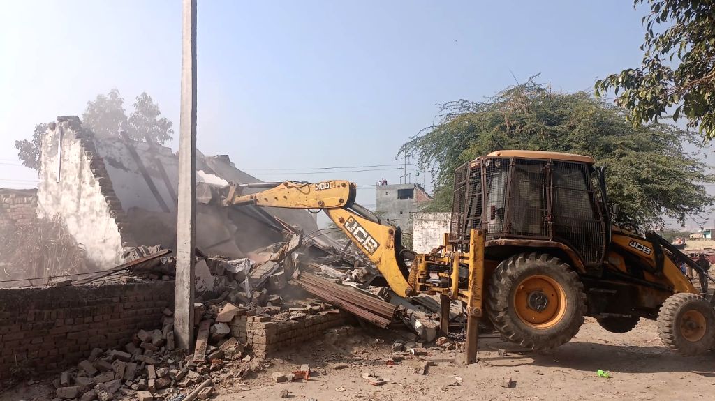 Free Photo : Bulldozer run in submergence area, action on 7 thousand ...