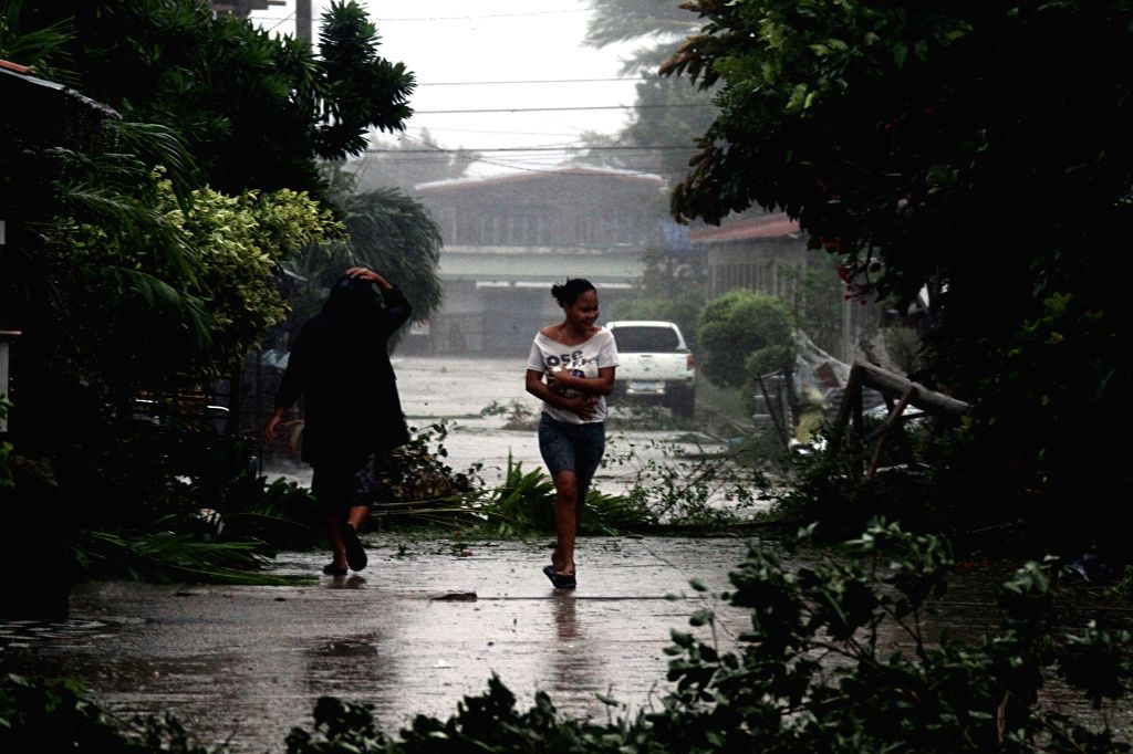 Cebu (Philippines): Residents run for safety due to strong winds and ...