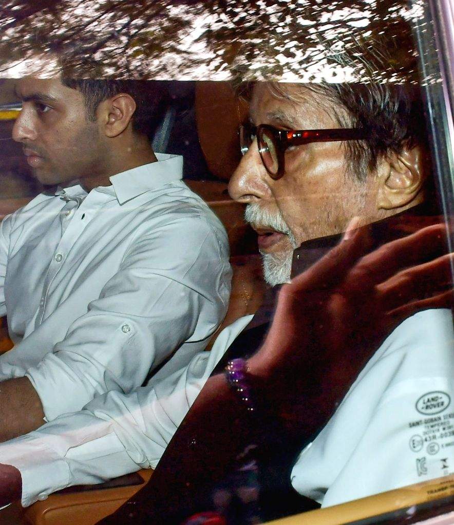 Celebrities arrive for Dharmendra’s funeral