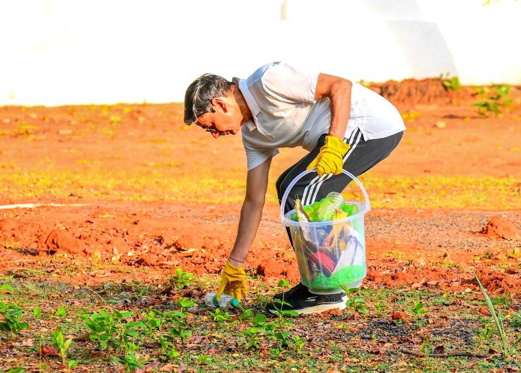 R.N. Ravi participates in ‘Shramdaan’