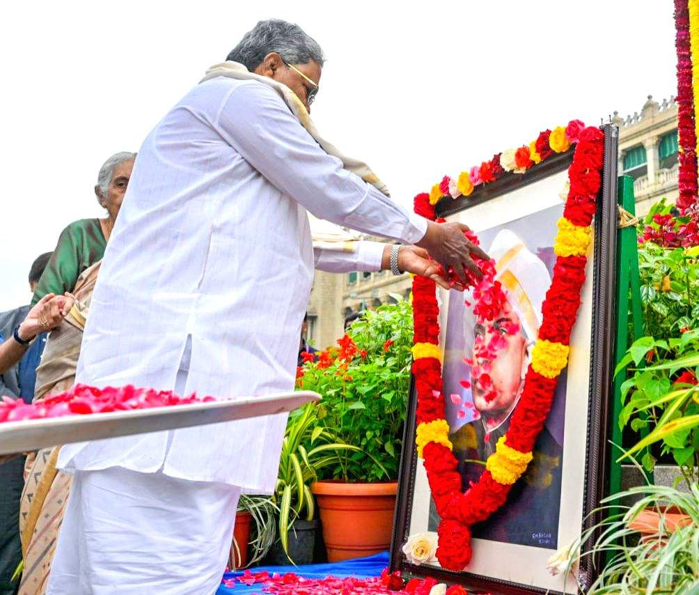 Chief Minister of Karnataka Siddaramaiah pays floral tributes to former ...