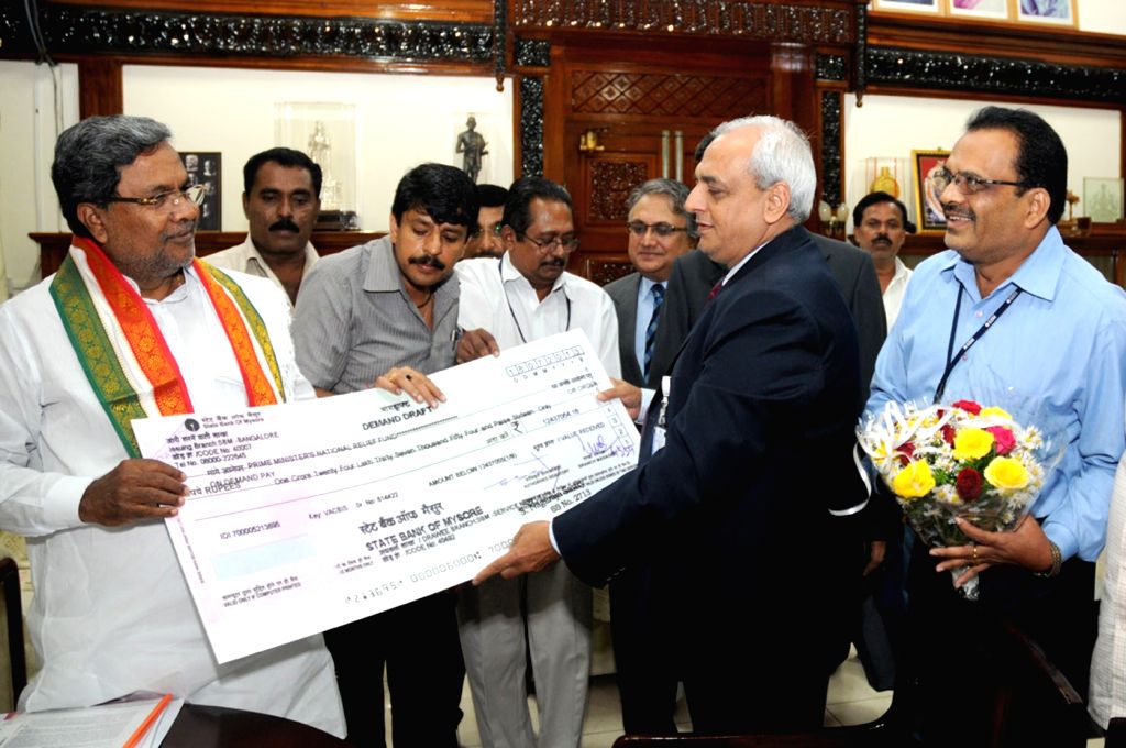 Siddaramaiah received a Check of Rs 1crore 24Lakh 37 Thousand from ...