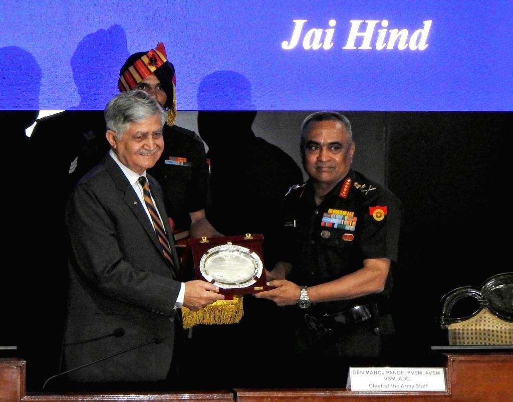 New Delhi : Chief of Army Staff General Manoj Pande and Former Chief of ...