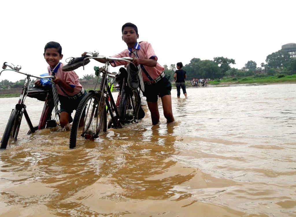 Nawada (Bihar): Children wade across Falgu river to school