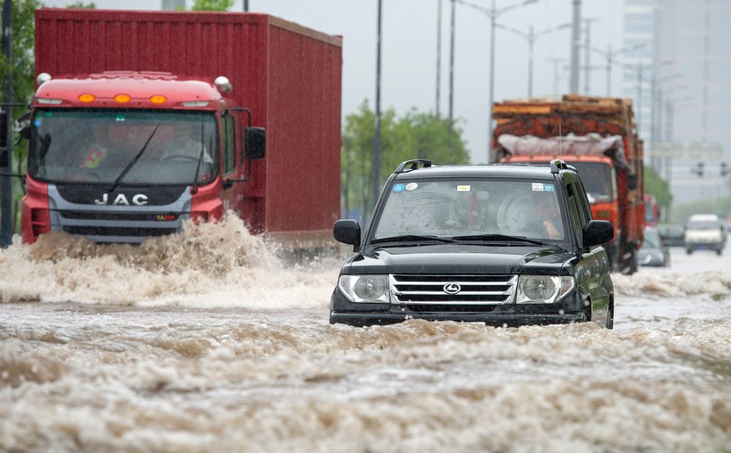 Heavy rain lash China's Chongqing, rivers flowing above warning level
