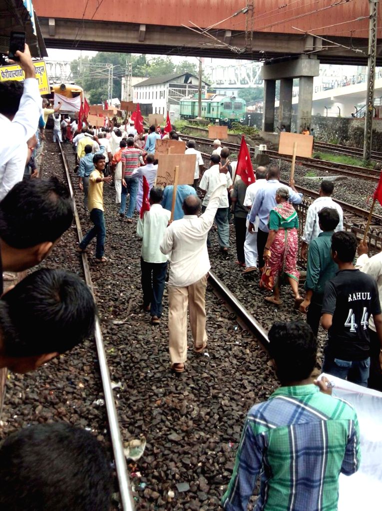 CITU activists enforce strike
