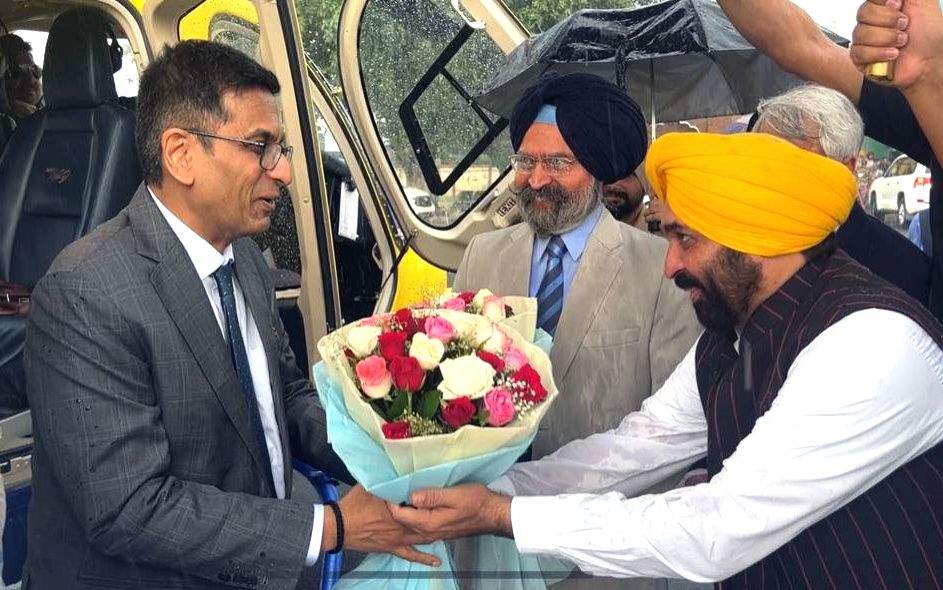 CJI DY Chandrachud being welcomed by Punjab Chief Minister Bhagwant ...