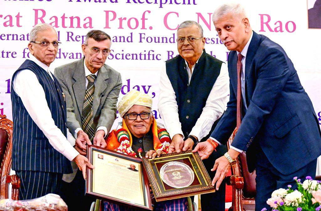 CNR Rao Receives Shivashree Award