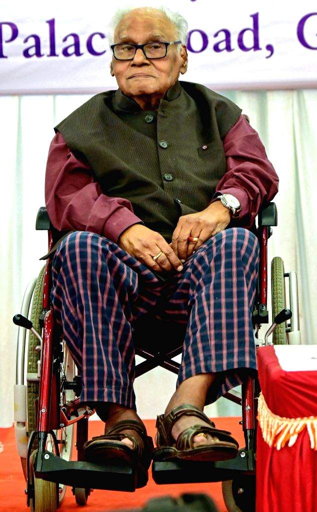 CNR Rao Receives Shivashree Award