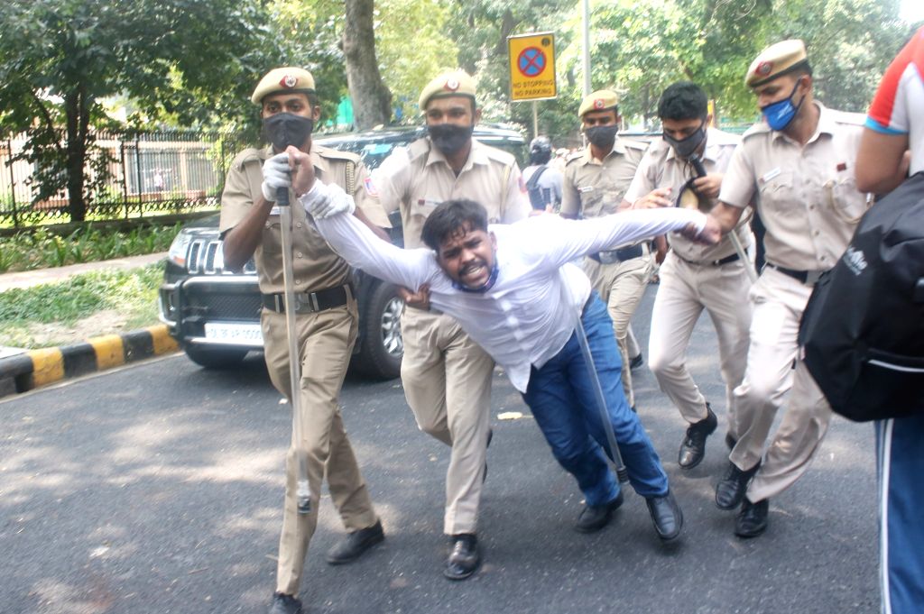 Congress activists 'Gherao' Parliament protesting against farm bills ...