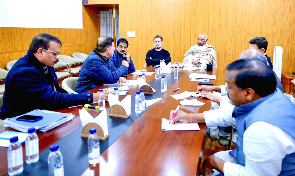 Congress Leadership Meets MP Leaders