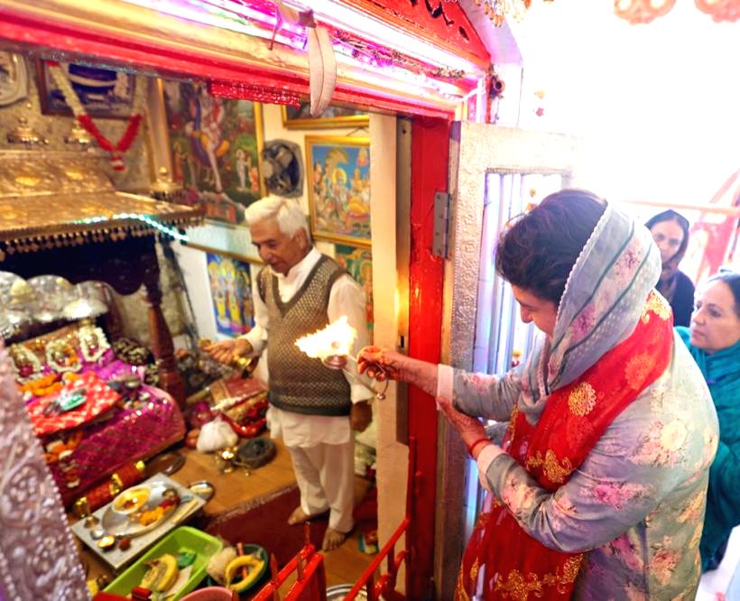 Solan: Congress general secretary Priyanka Gandhi Vadra offers prayers ...