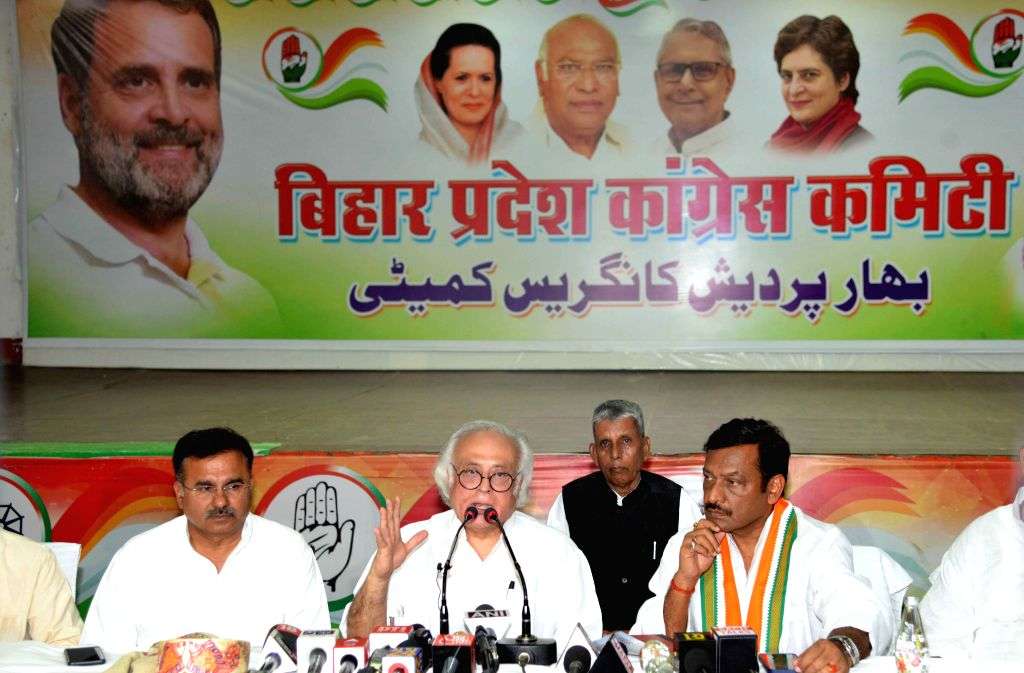 Congress leader Jairam Ramesh with party's Bihar President Akhilesh ...