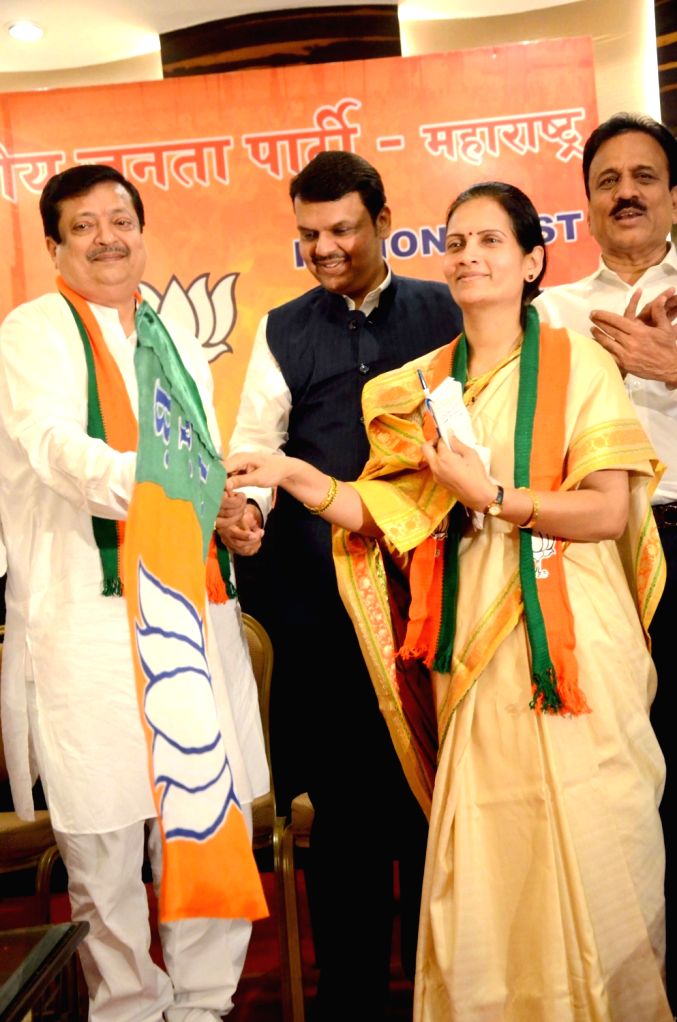 Congress' Pravin Chheda, NCP's Bharati Pawar join BJP