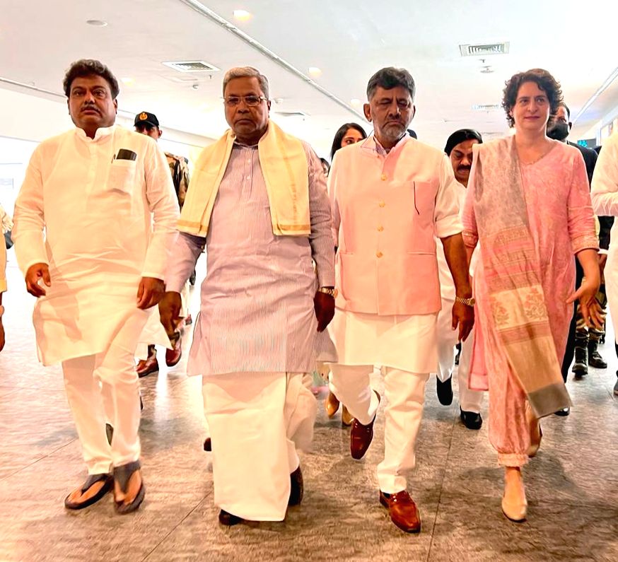 Bengaluru: Congress leader Priyanka Gandhi Vadra being welcomed by ...