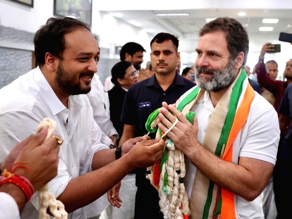 Congress leader Rahul Gandhi being welcomed by party members
