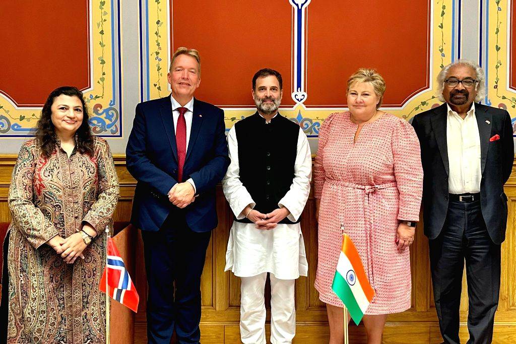 Congress leader Rahul Gandhi poses for photographs with former Prime ...
