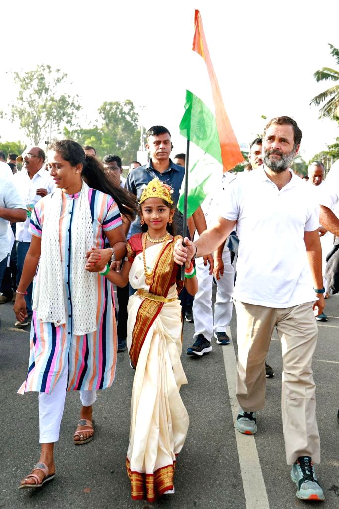 Congress leader Rahul Gandhi with his young supporters