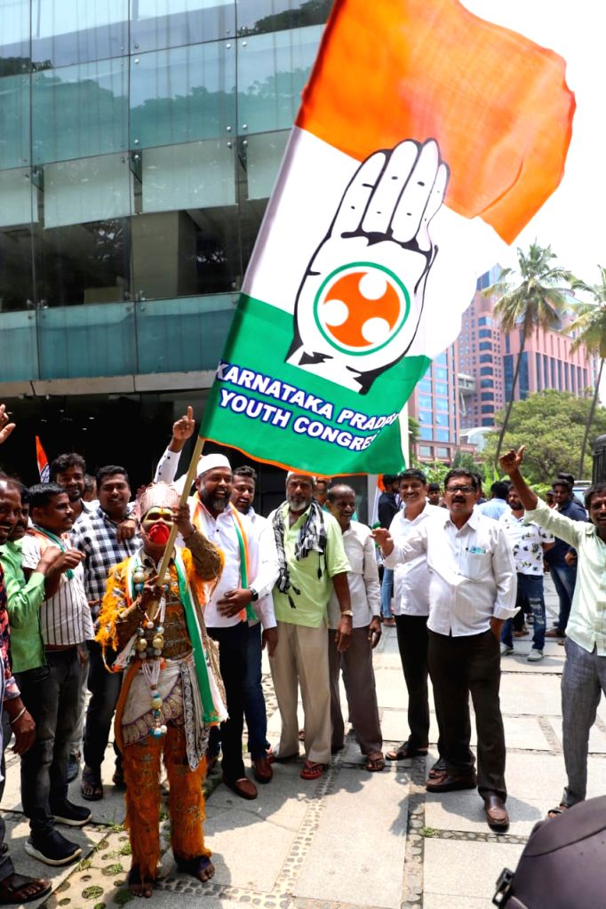 Bengaluru : Congress leaders and workers celebrate at the party office