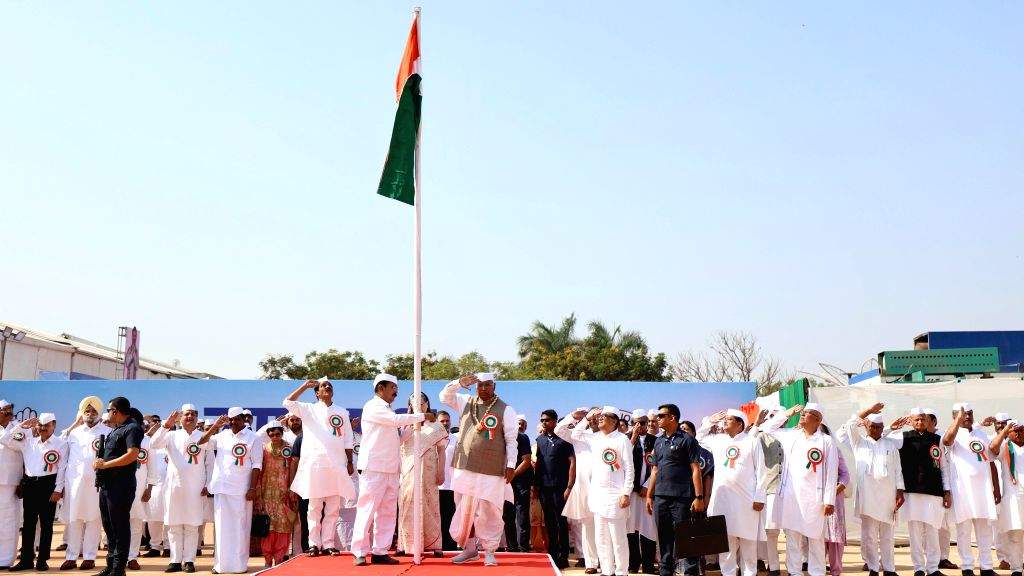 Congress leaders hoist national flag