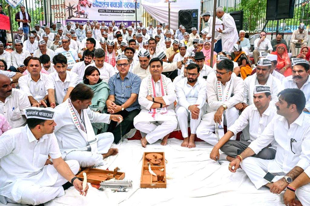Congress leaders hold 'Loktantra Bachao Satyagraha