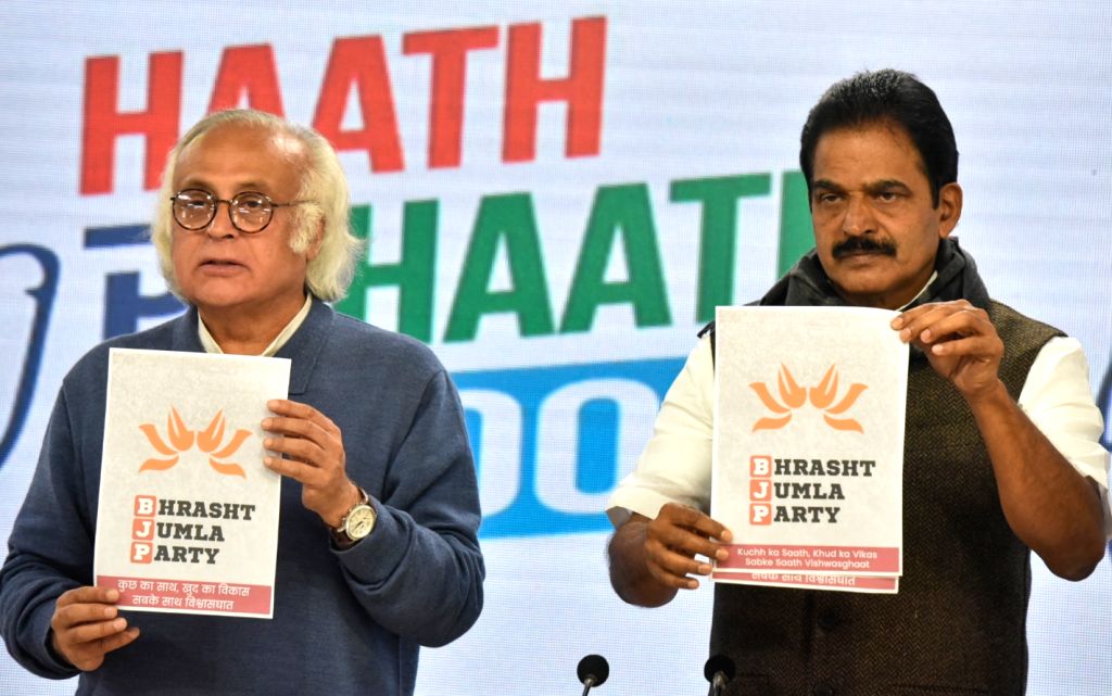 New Delhi : Congress leaders releases the logo of 'Haath Se Haath Jodo ...