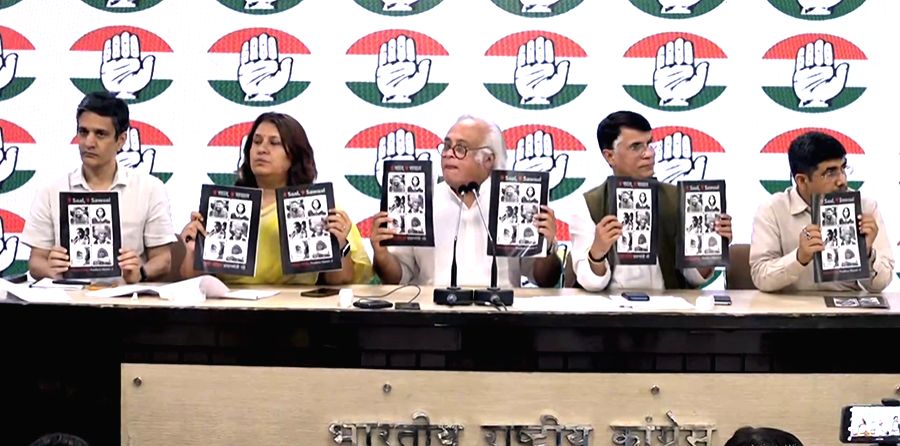 New Delhi: Congress party leaders during a press conference