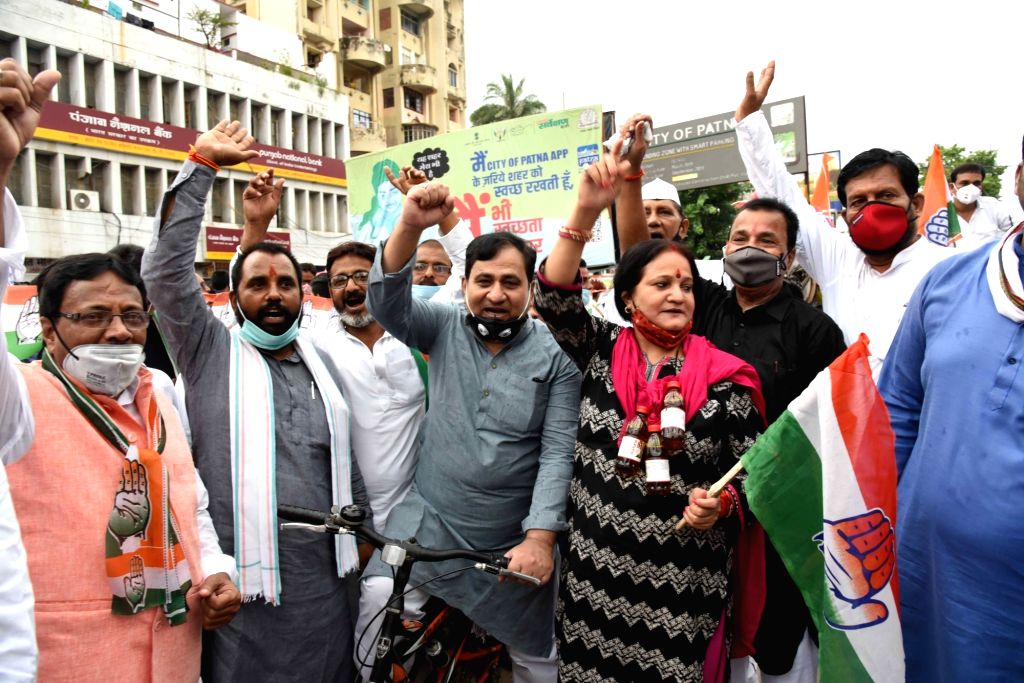 Congress Party workers with State President Madan Mohan Jha and Bihar ...