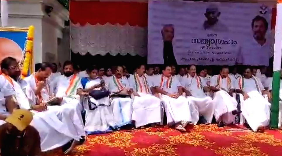 Congress stages 'Maun Satyagraha' in Kerala