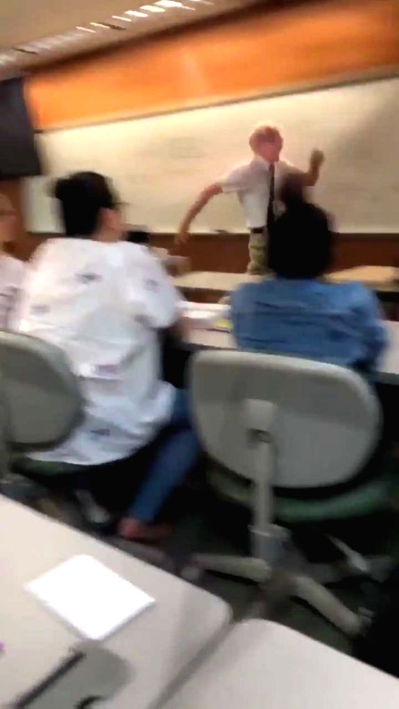 Physics prof wins Twitter hearts over his teaching method