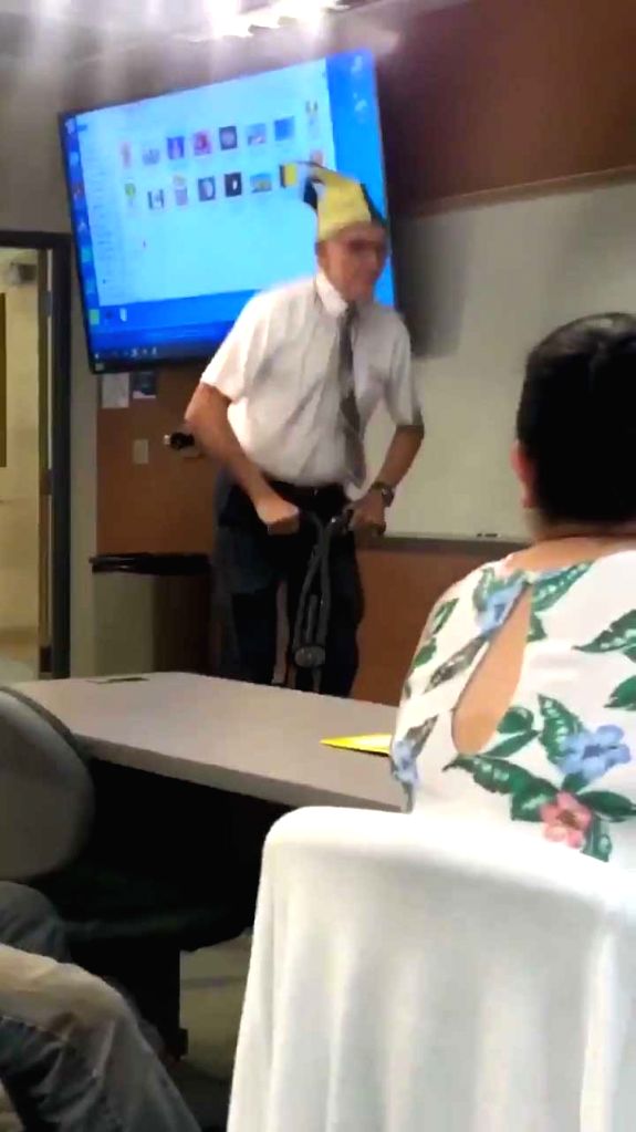 Physics prof wins Twitter hearts over his teaching method