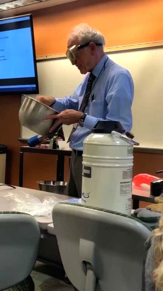 Physics prof wins Twitter hearts over his teaching method