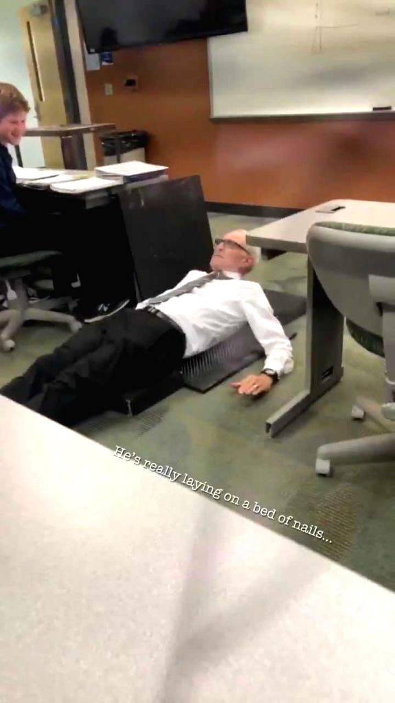 Physics prof wins Twitter hearts over his teaching method
