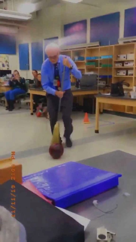 Physics prof wins Twitter hearts over his teaching method