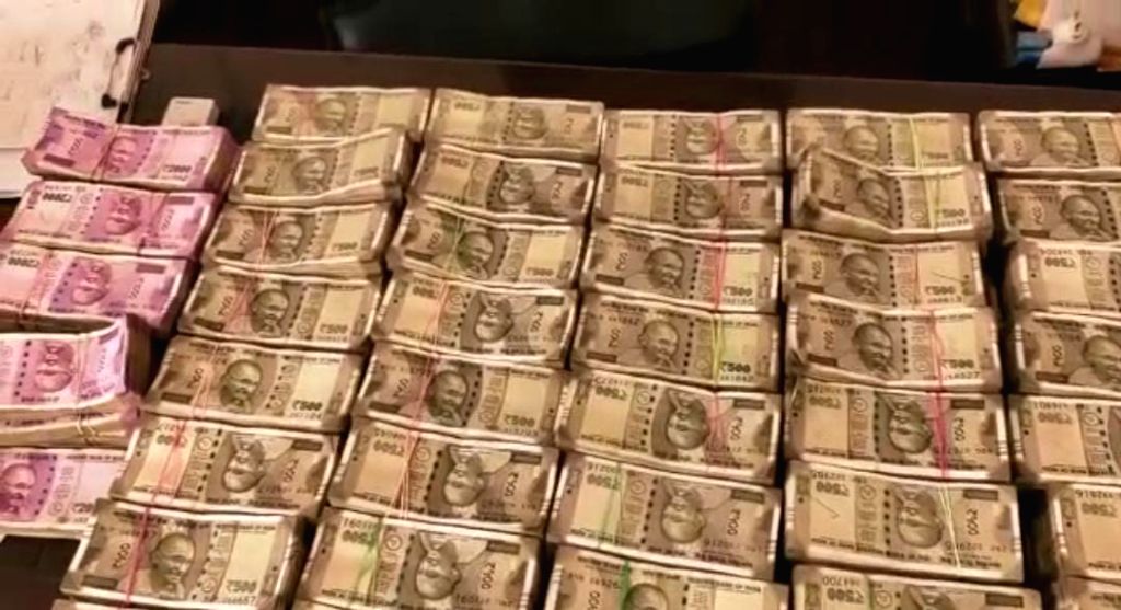 Free Photo : Crores of hawala money recovered in Noida