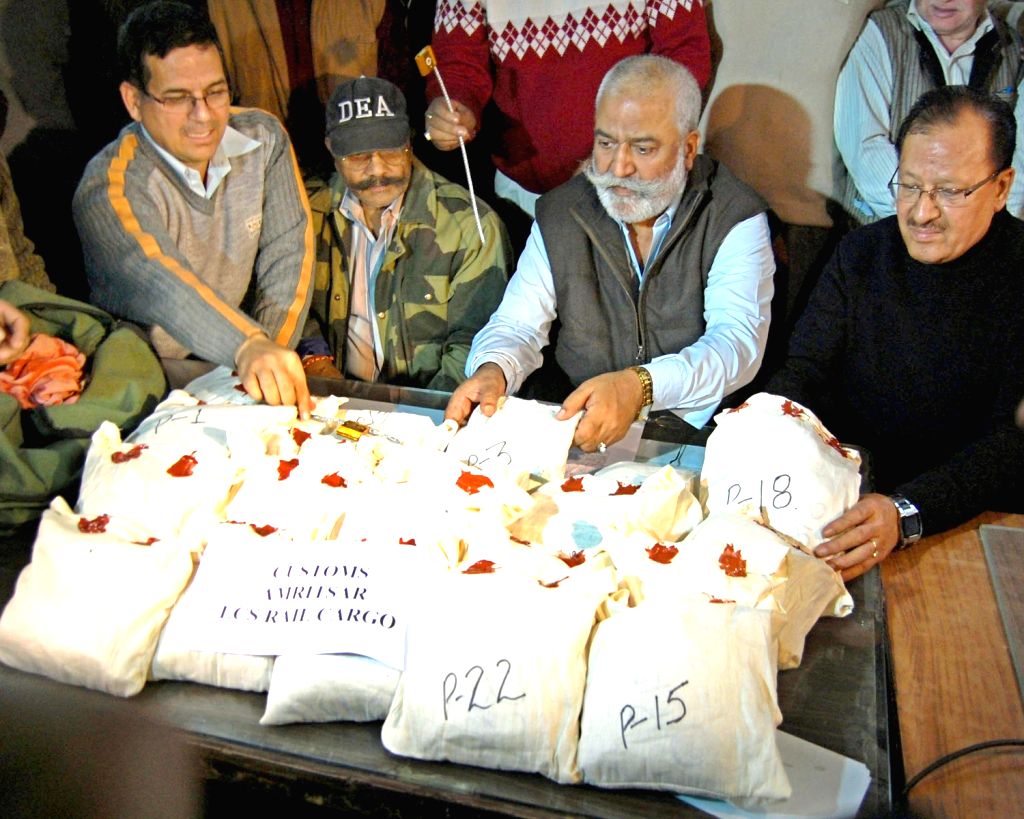 Custom officials displays 22 kg of seized Heroin