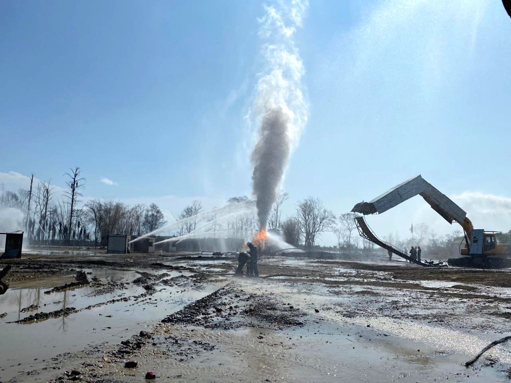 Free Photo: Assam oil well fire, leakage may be checked in 4-5 days