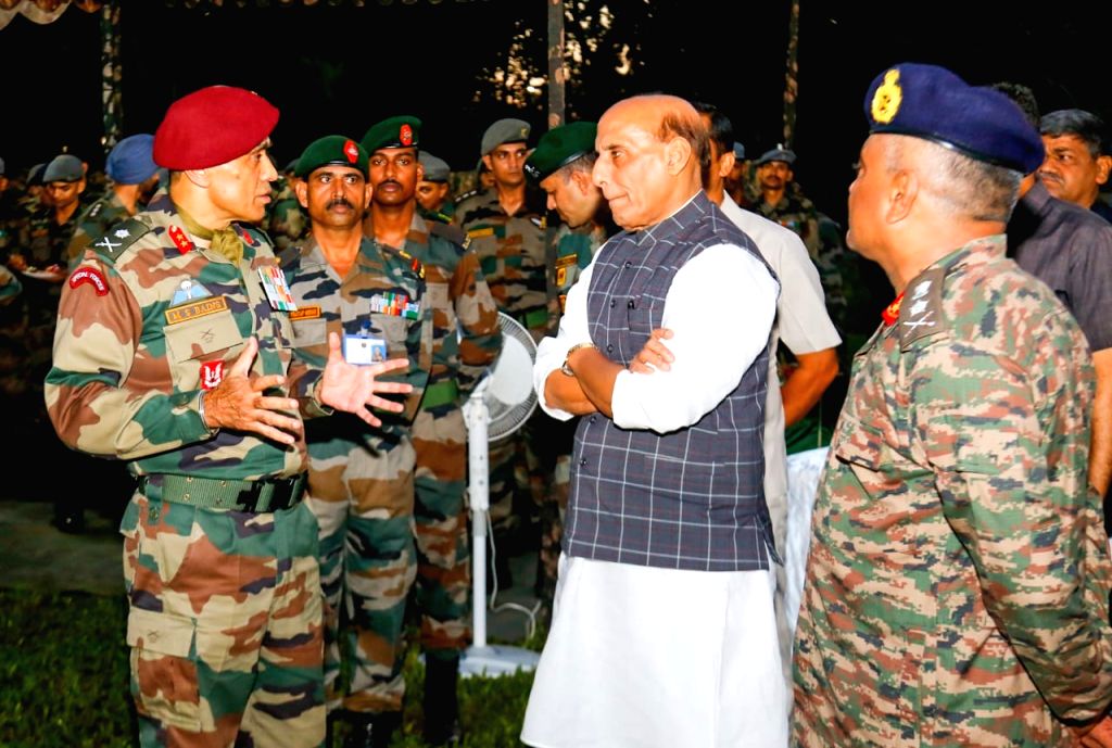 Free photo : Defence Minister visit to frontline areas of NE India