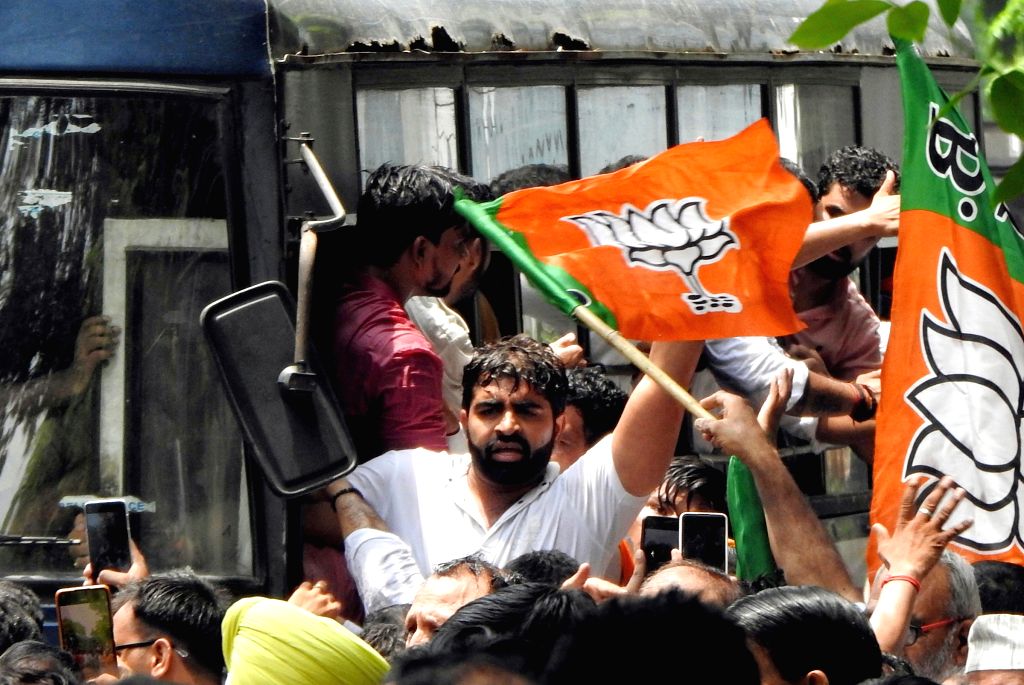 Delhi BJP President Virender Sachdeva and others being detained