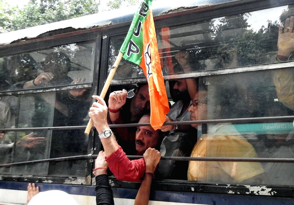 Delhi BJP President Virender Sachdeva and others being detained