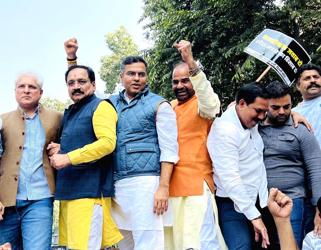 Delhi BJP stages a protest over the 'Sheesh Mahal' controversy