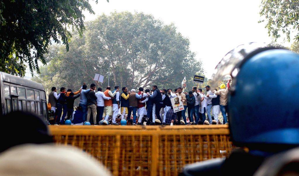 Delhi BJP stages a protest over the 'Sheesh Mahal' controversy