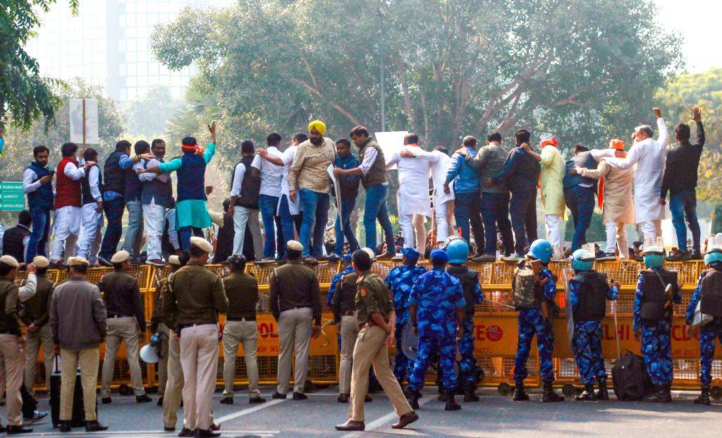 Delhi BJP stages a protest over the 'Sheesh Mahal' controversy