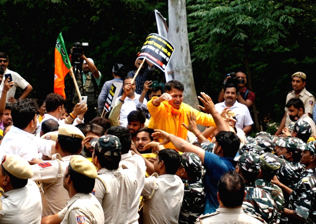 Delhi BJP workers attempt to cross police barricade during a protest