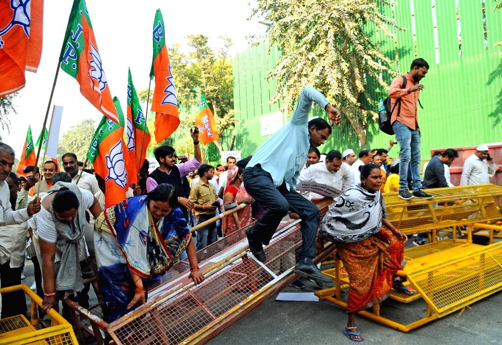 Delhi BJP workers demonstrate against Congress