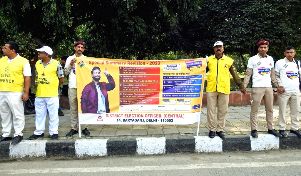 Delhi Civil Defence members hold placards making a human chain spread ...