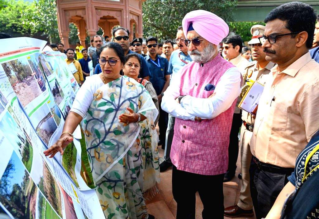 Delhi CM & LG review Yamuna ghats