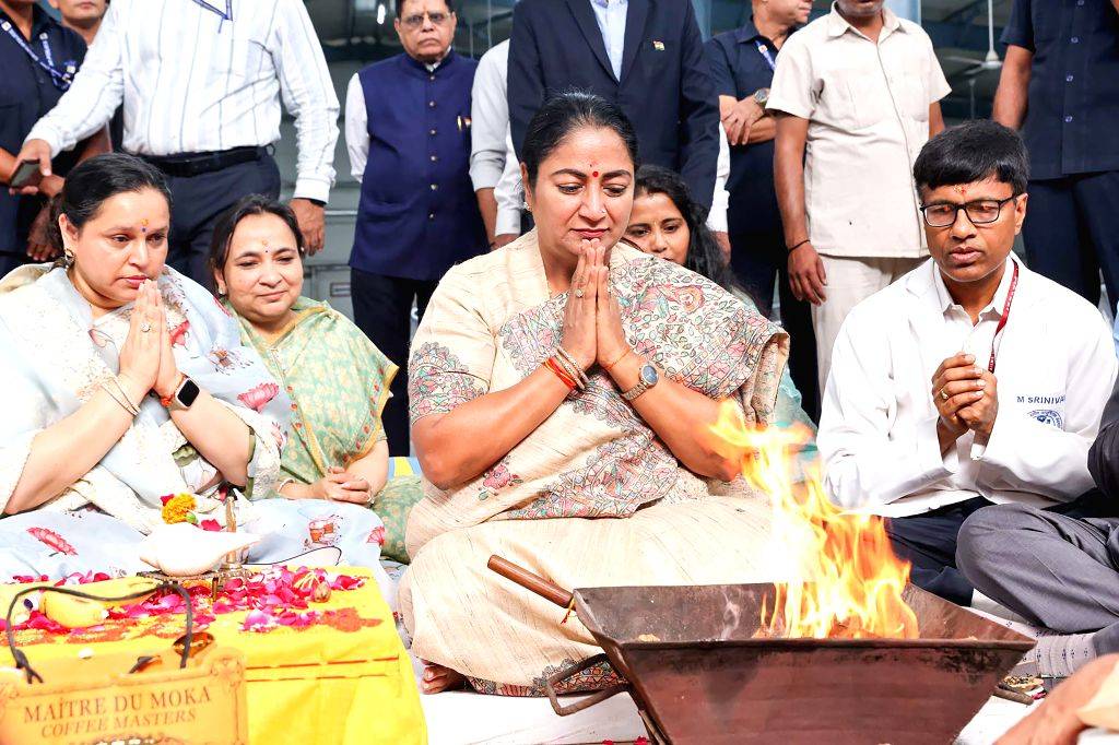 Delhi CM Rekha Gupta Inaugurates Dhanuka Waiting Hall at AIIMS Delhi